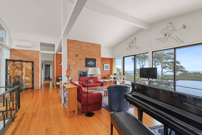 Beachfront Woods Hole Estate With Ocean View - Falmouth, MA