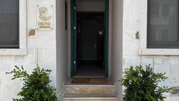 Entrada de um prédio com uma placa indicando