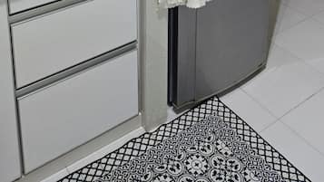 Um frigorífico/congelador grande, um micro-ondas, um forno