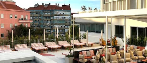 Piscina exterior sazonal, guarda-sóis, espreguiçadeiras