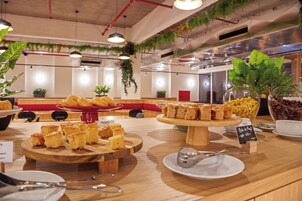 Café da manhã com buffet todos os dias mediante uma taxa
