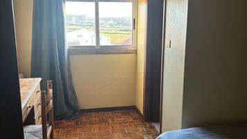 Quarto Twin Básico, vista para a montanha | Secretária, secretária adequada para computadores portáteis