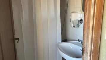 Quarto Twin Básico, vista para a montanha | Casa de banho | Toalhas fornecidas, sabão, champô, papel higiénico