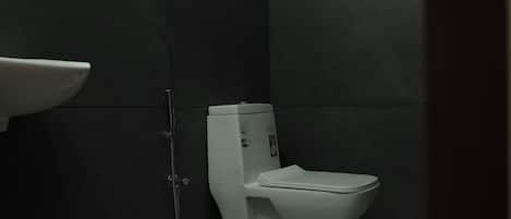 Quarto Individual Deluxe | Casa de banho | Um polibã, toalhas fornecidas, sabão, champô