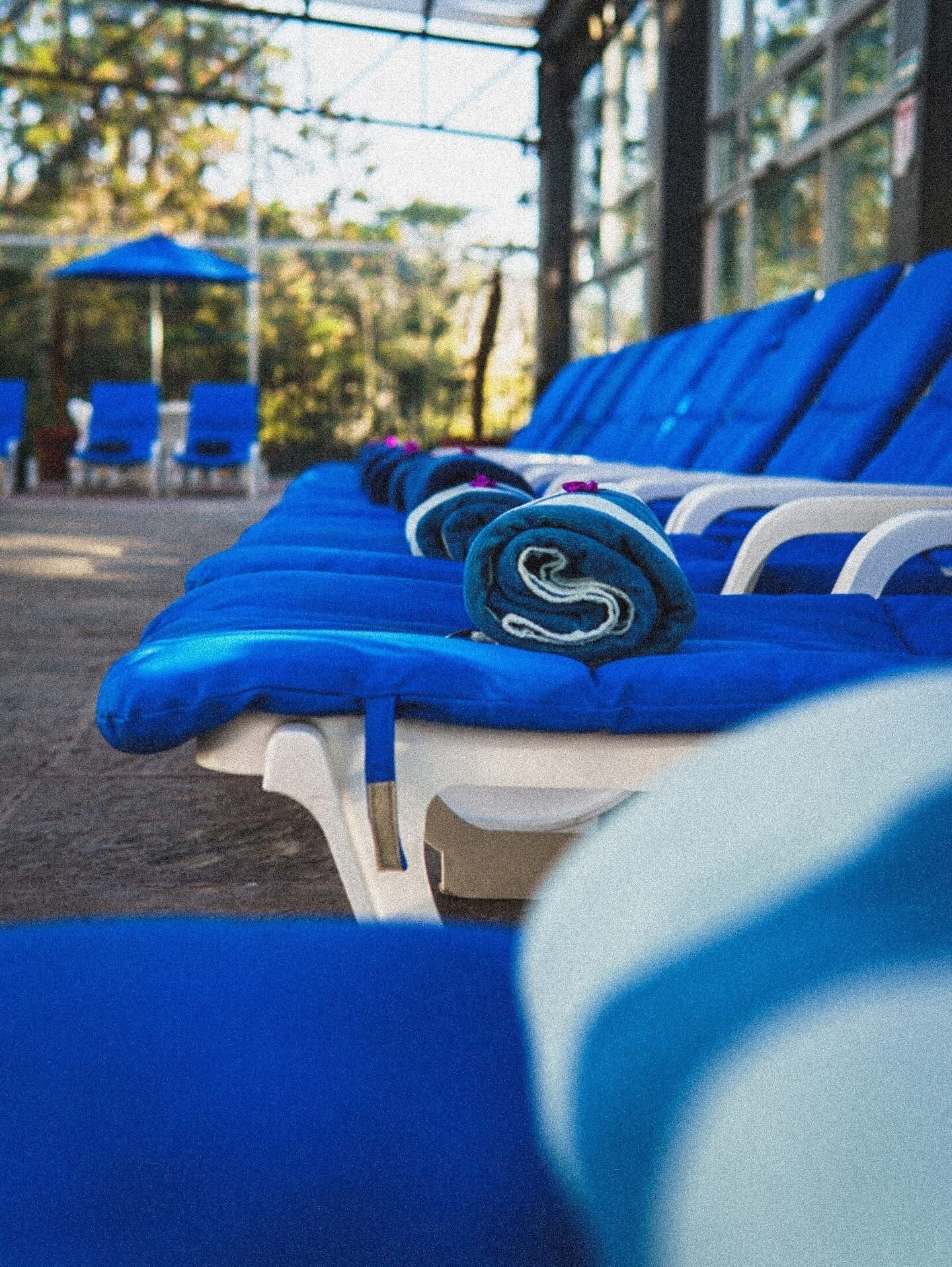 Piscina interna, funciona das 8h às 20h, guarda-sóis, espreguiçadeiras