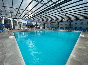 Piscina interior, da(s) 8:00 à(s) 20:00, guarda-sóis, espreguiçadeiras 