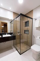 Quarto casal luxo | Banheiro | Chuveiro, secador de cabelo, toalhas de banho, sabonete