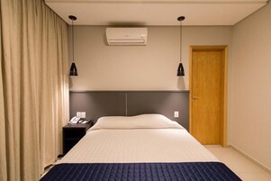 Quarto casal luxo | Cofres nos quartos, escrivaninha, espaço de trabalho para notebook