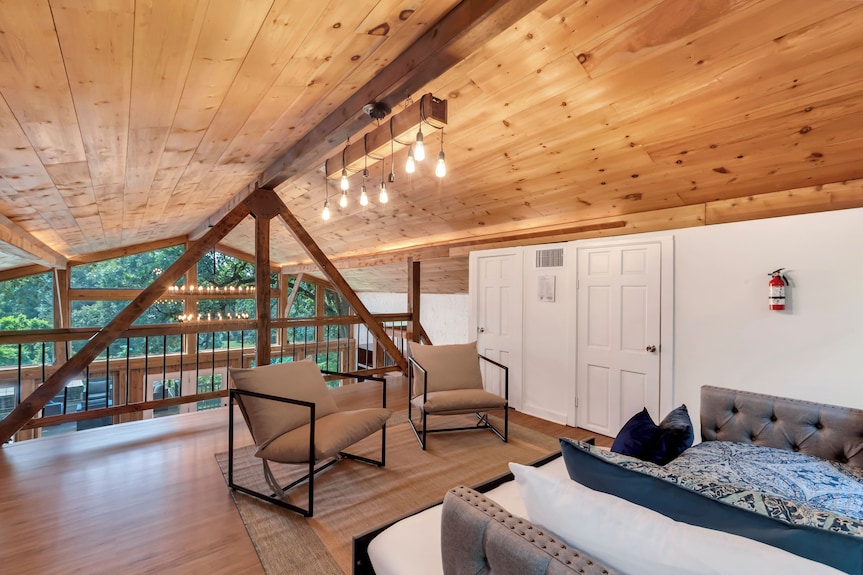 Custom Cabin - King Bed - Balcony Views - 8-acre Escape - Houston, TX