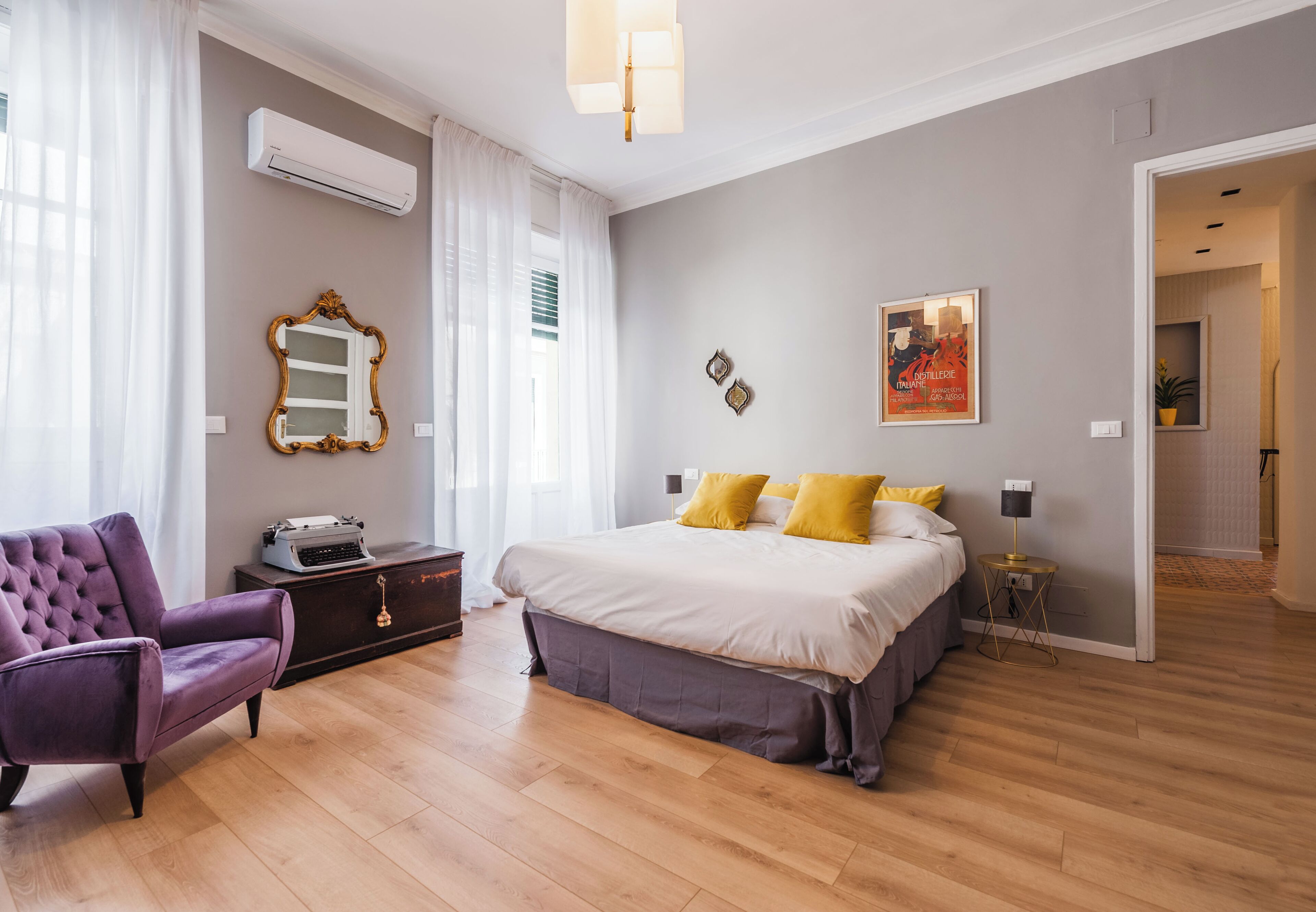 Com decoração personalizada, com mobília individualizada, secretária 