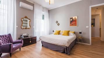 Com decoração personalizada, com mobília individualizada, secretária