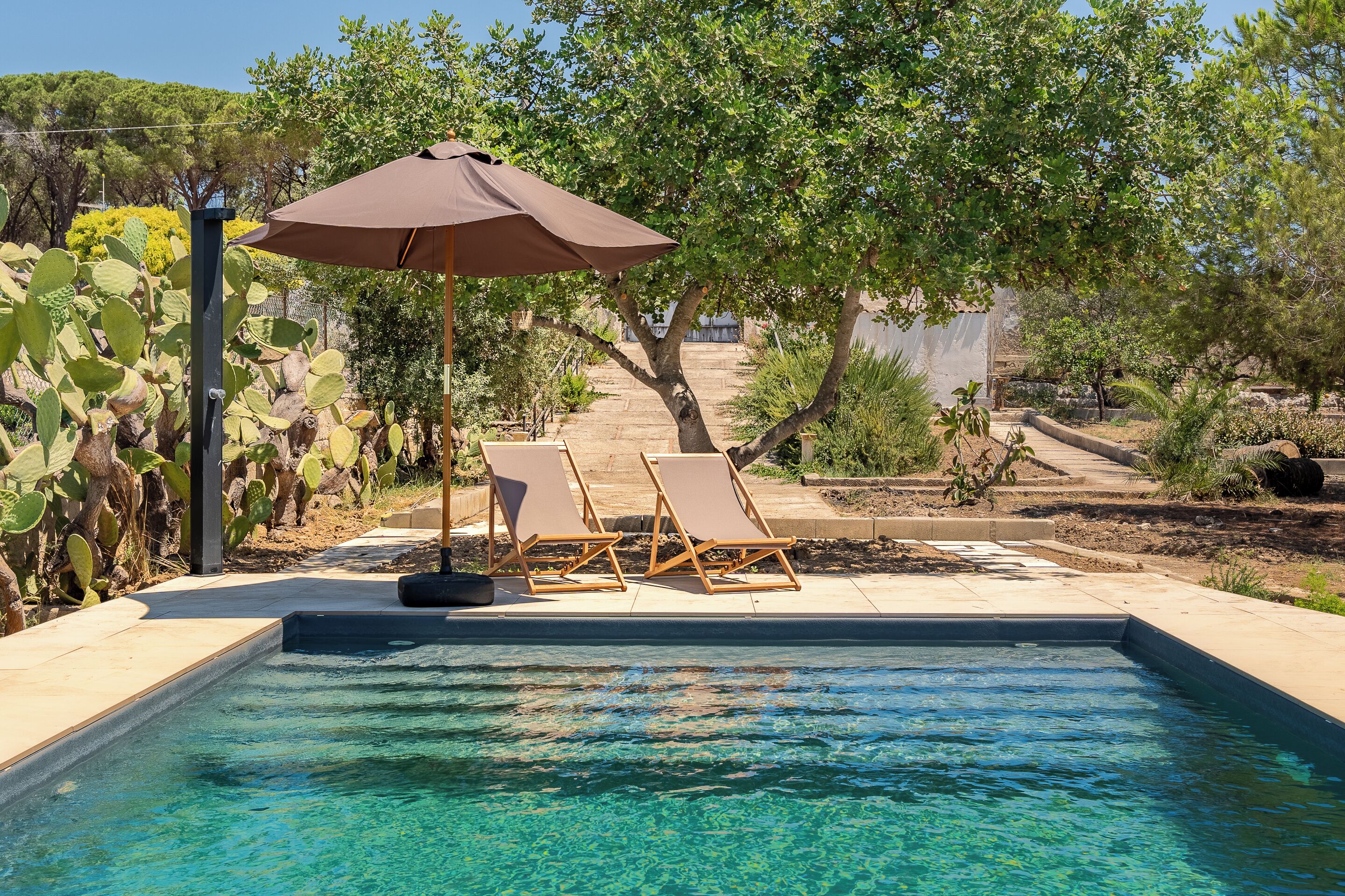 Piscina exterior, guarda-sóis, espreguiçadeiras 