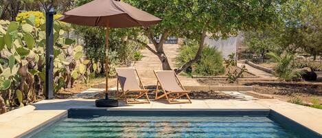 Piscina exterior, guarda-sóis, espreguiçadeiras