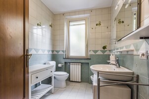 Apartamento Standard, 1 quarto (Apartment) | Casa de banho | Um polibã, um secador de cabelo, um bidé, toalhas fornecidas