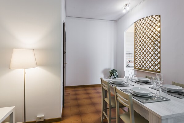 Apartamento Standard, 1 quarto (Apartment) | Sala de estar | Televisor de 30 polegadas com canais via satélite