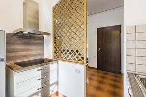 Apartamento Standard, 1 quarto (Apartment) | Cozinha privada | Um frigorífico, uma placa de cozinha, utensílios de cozinha