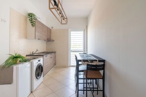 Apartamento Standard, 1 quarto (Apartment) | Cozinha privada | Um frigorífico, um micro-ondas, uma placa de cozinha 