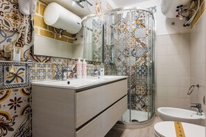 Apartamento conforto, 2 quartos (Apartment) | Banheiro | Chuveiro, secador de cabelo, bidê, toalhas de banho