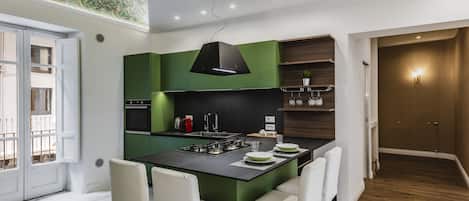 Apartamento Standard, 2 quartos (Apartment) | Cozinha privada | Um frigorífico, um micro-ondas, um forno, uma placa de cozinha