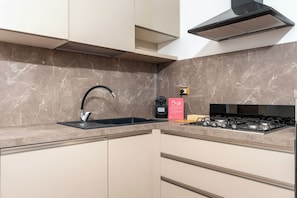 Apartamento Standard, 2 quartos (Apartment) | Cozinha privada | Um frigorífico, um micro-ondas, um forno, uma placa de cozinha