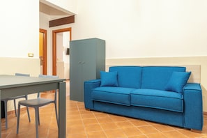 Apartamento Standard, 2 quartos (Apartment) | Sala de estar | Televisor de 30 polegadas com canais via satélite