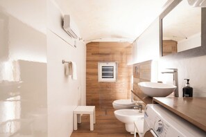Estúdio Standard, 1 quarto (Apartment) | Casa de banho | Um polibã, um secador de cabelo, um bidé, toalhas fornecidas 