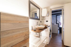 Estúdio Standard, 1 quarto (Apartment) | Casa de banho | Um polibã, um secador de cabelo, um bidé, toalhas fornecidas
