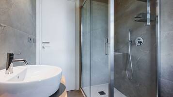 Apartamento Standard, 2 quartos (Apartment) | Casa de banho | Um polibã, um secador de cabelo, um bidé, toalhas fornecidas