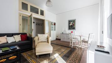 Apartamento standard, 2 quartos (Apartment) | Área de estar | TV 30 polegadas com canais via satélite