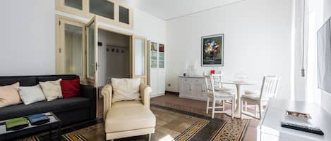 Apartamento Standard, 2 quartos (Apartment) | Sala de estar | Televisor de 30 polegadas com canais via satélite