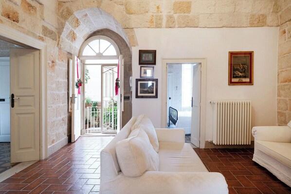 Apartamento Standard, 2 quartos (Apartment) | Sala de estar | Televisor de 30 polegadas com canais via satélite 