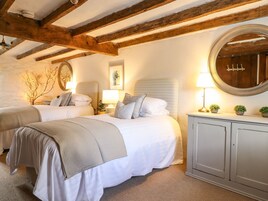 2 quartos, individualmente decorados, individualmente mobiliados