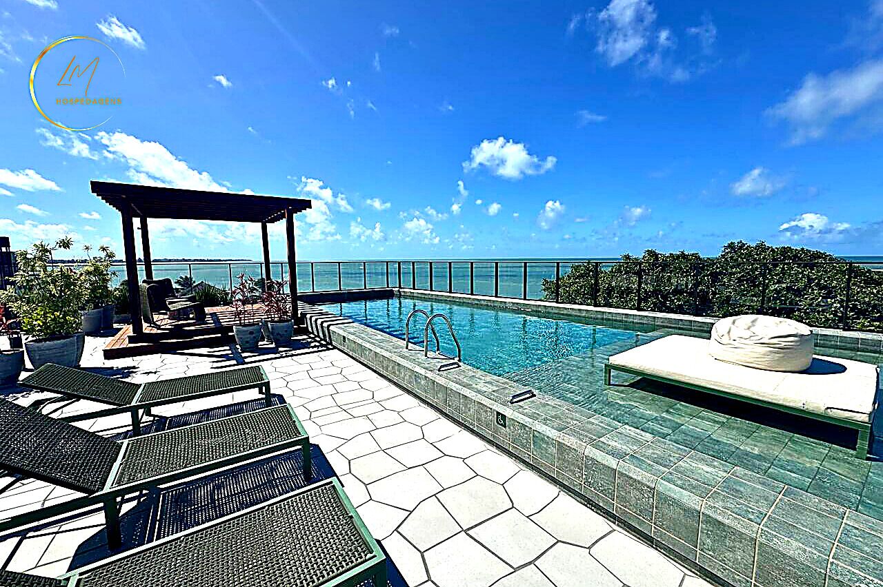 Piscina exterior, espreguiçadeiras 