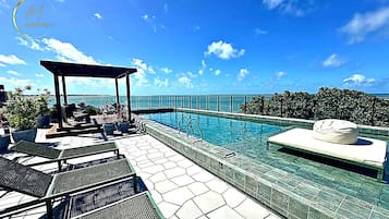 Piscina exterior, espreguiçadeiras