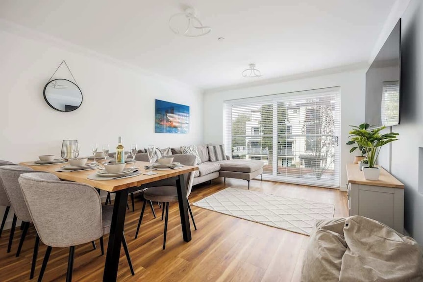 Oasis - Short Drive To Bournemouth Beach - ボーンマス