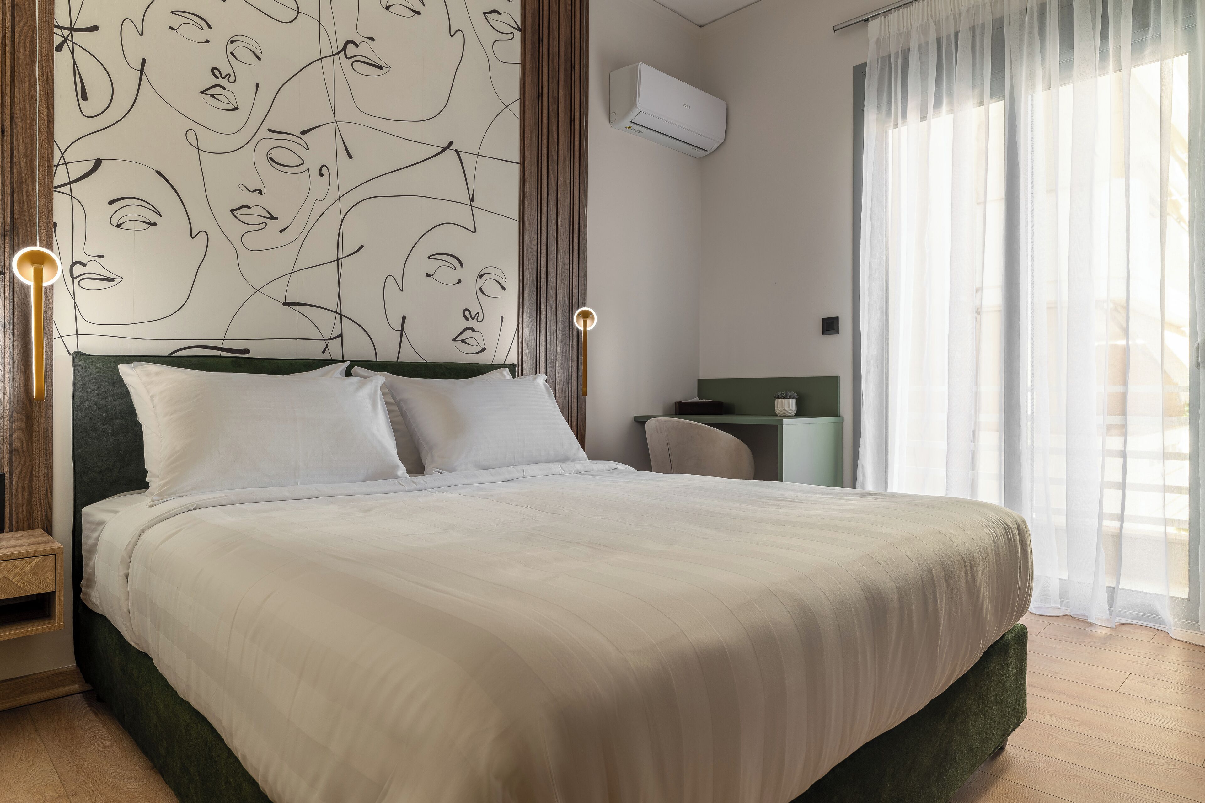 Quarto Superior | Roupa de alta qualidade, cofre com capacidade para portátil, secretária 