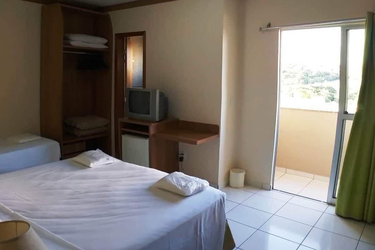 Suíte básica | Cortinas blackout, Wi-Fi de cortesia, roupa de cama