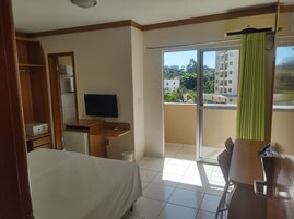 Cortinas blackout, Wi-Fi de cortesia, roupa de cama