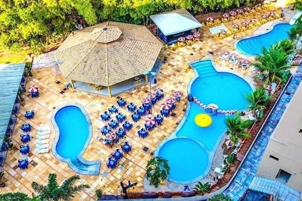 9 piscinas externas, guarda-sóis, espreguiçadeiras