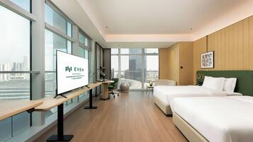 Quarto Premium, 2 camas de casal (Smart Fitness Mirror) | Cofre no quarto, secretária