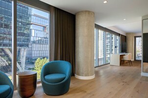 Suíte júnior, 2 camas Queen | Sala de estar