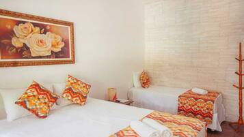 Quarto triplo clássico | Escrivaninha, espaço de trabalho para notebook, Wi-Fi de cortesia