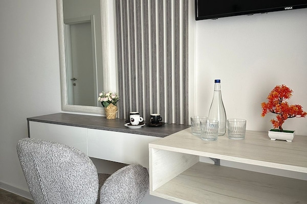 Quarto triplo superior, sacada, vista para a cidade | Escrivaninha, espaço de trabalho para notebook, Wi-Fi de cortesia