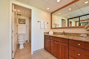 Apartamento em Condomínio Fechado, 2 quartos, lanai (alpendre havaiano), vista para o oceano | Casa de banho