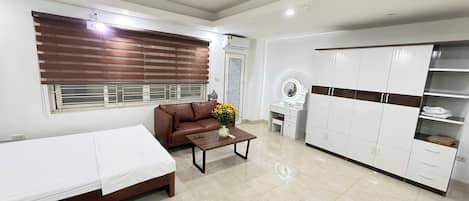 Estúdio Deluxe, varanda | Minibar, secretária, secretária adequada para computadores portáteis