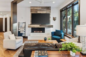 Apartamento de Luxo em Condomínio Fechado, cozinha, vista parcial para o lago | Sala de estar | Smart TV de 42 de polegadas com canais por cabo, lareira, piso aquecido 