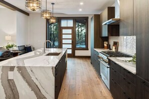 Apartamento de Luxo em Condomínio Fechado, cozinha, vista parcial para o lago | Cozinha privada | Um frigorífico/congelador grande, um micro-ondas, um forno 