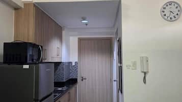 Quarto standard, 1 quarto | Cozinha privada | Geladeira, micro-ondas, cooktop, lava-louças