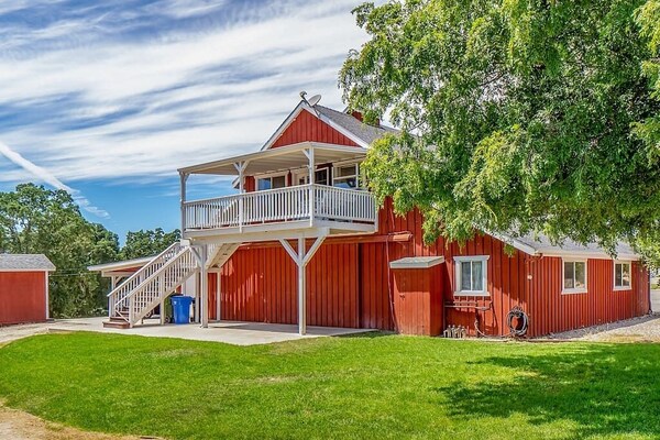 Red Barn Loft - Atascadero, CA