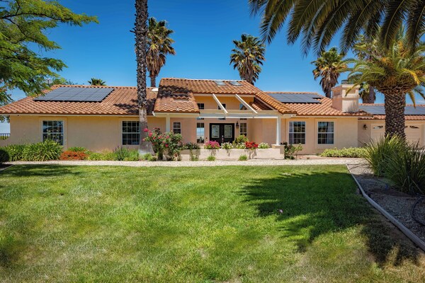 Hilltop Oasis - Atascadero, CA